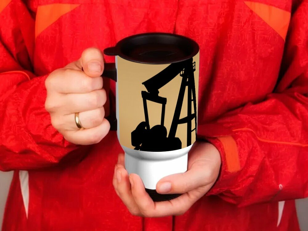 Тремокружка для авто с принтом "Нефтяник у качалки на закате. Черный силуэт рабочего в каске рядом с нефтяной вышкой на фоне теплого оранжевого неба и пустынного горизонта." 0.5 л.