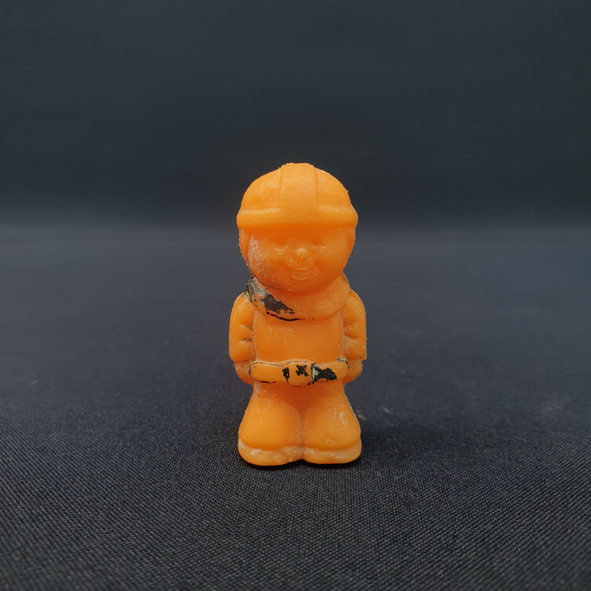 Винтажная фигурка СССР. Игрушка строитель с каской, миниатюра из пластика для коллекции