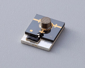 16 GHz to 17 GHz, 0.6 dB Insertion Loss, 18 dB Isolation, GWB Micro-strip Series Isolator-WG1502A8