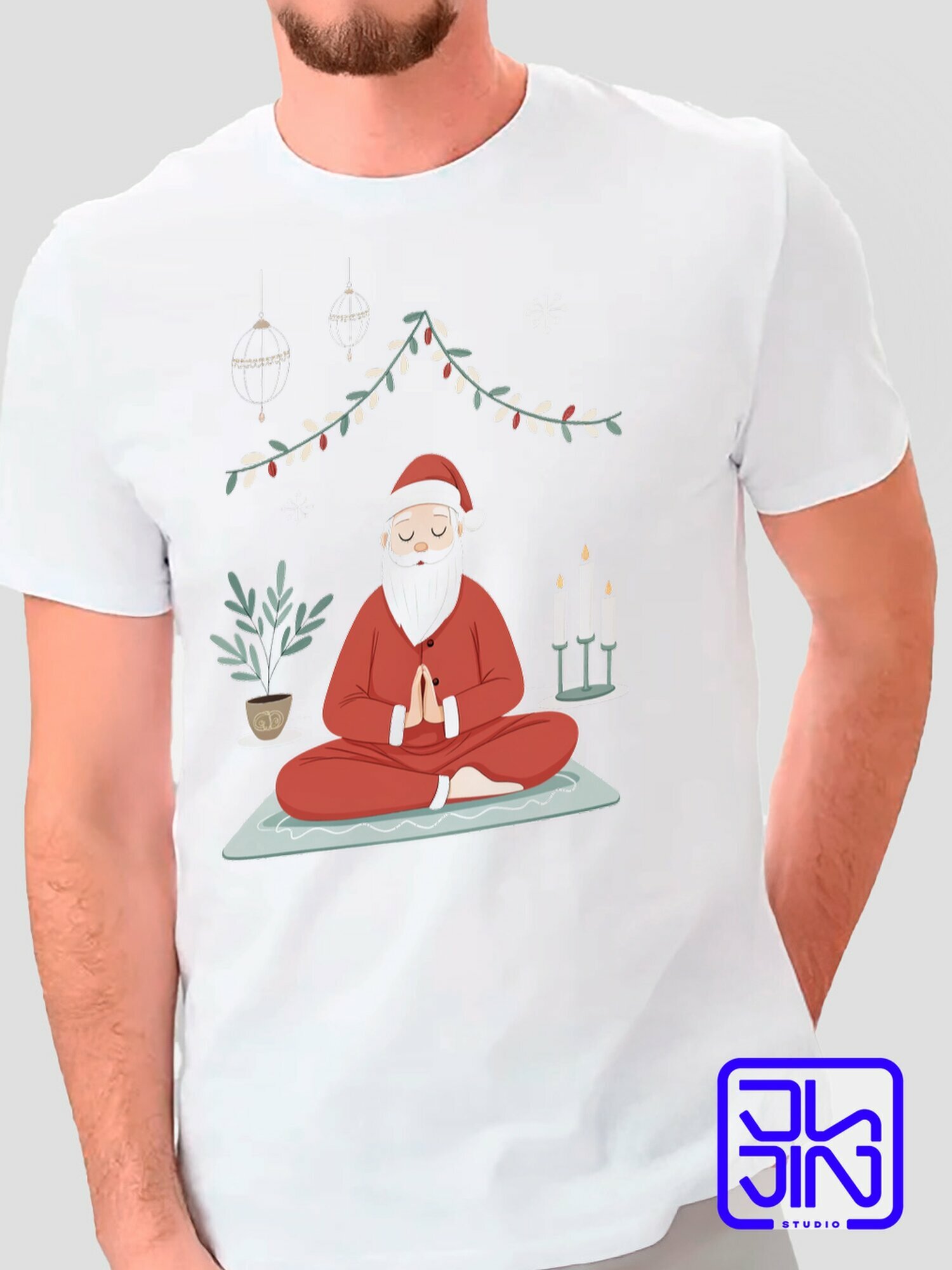 Футболка классическая мужская с авторским принтом Санта в красном костюме на белом фоне в позе йоги, минималистичная медитация, белый хлопковый трикотаж с прикольным рисунком на груди