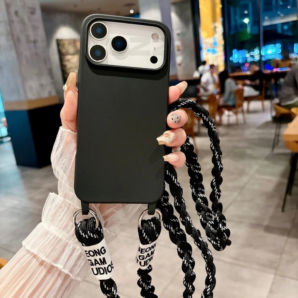 Черный чехол-ремешок на iPhone 14 Pro