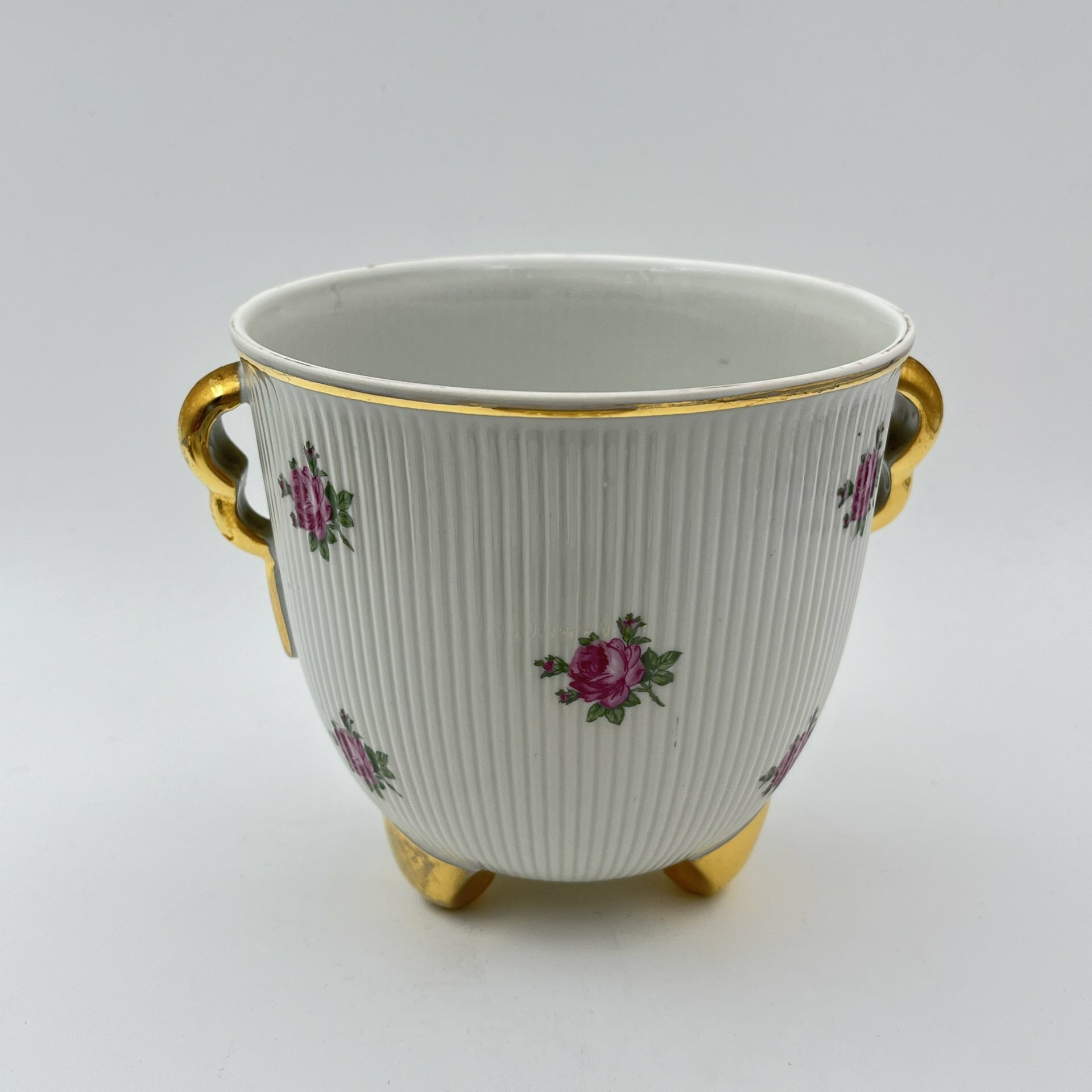 Кашпо с рельефным декором, украшенное изображением роз, фарфор, деколь