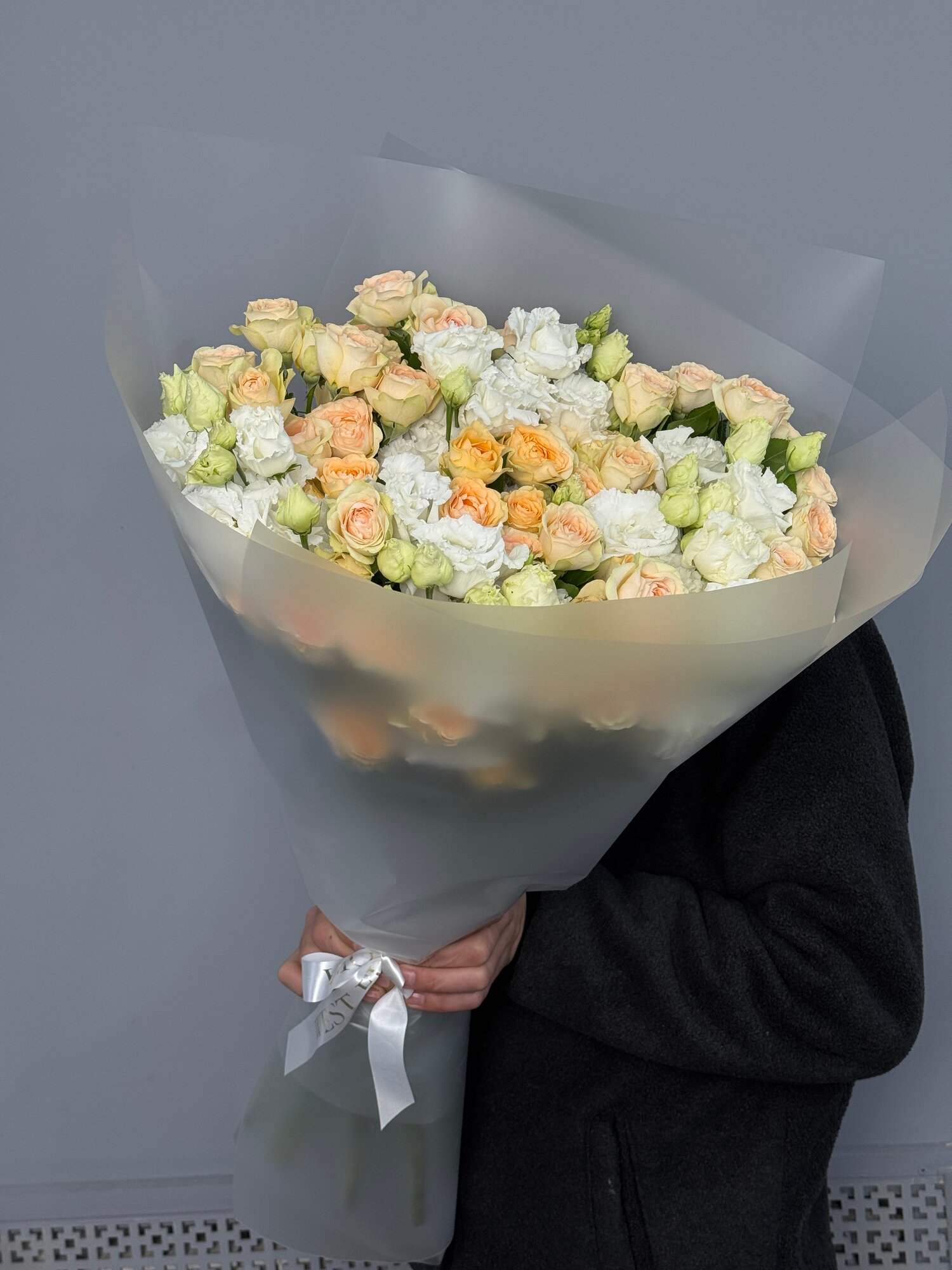 WEST FLORA Солнечное эхо – пышный букет из кустовых роз и эустомы с доставкой