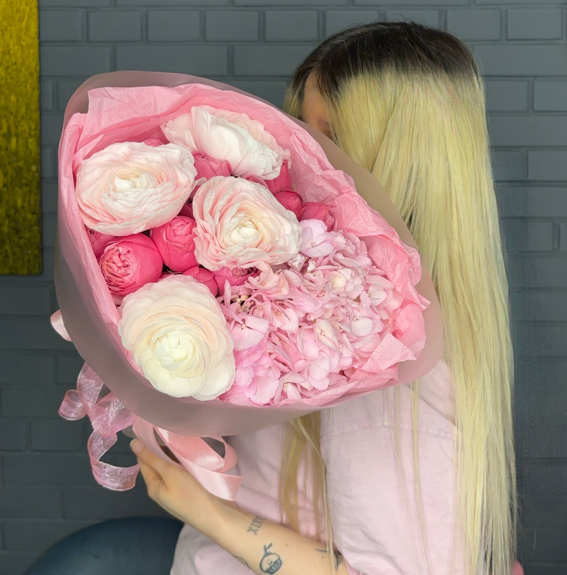 Букет гортензия, трендовые розовые ранункулюсы и кустовые пионовидные розы Сильва Пинк