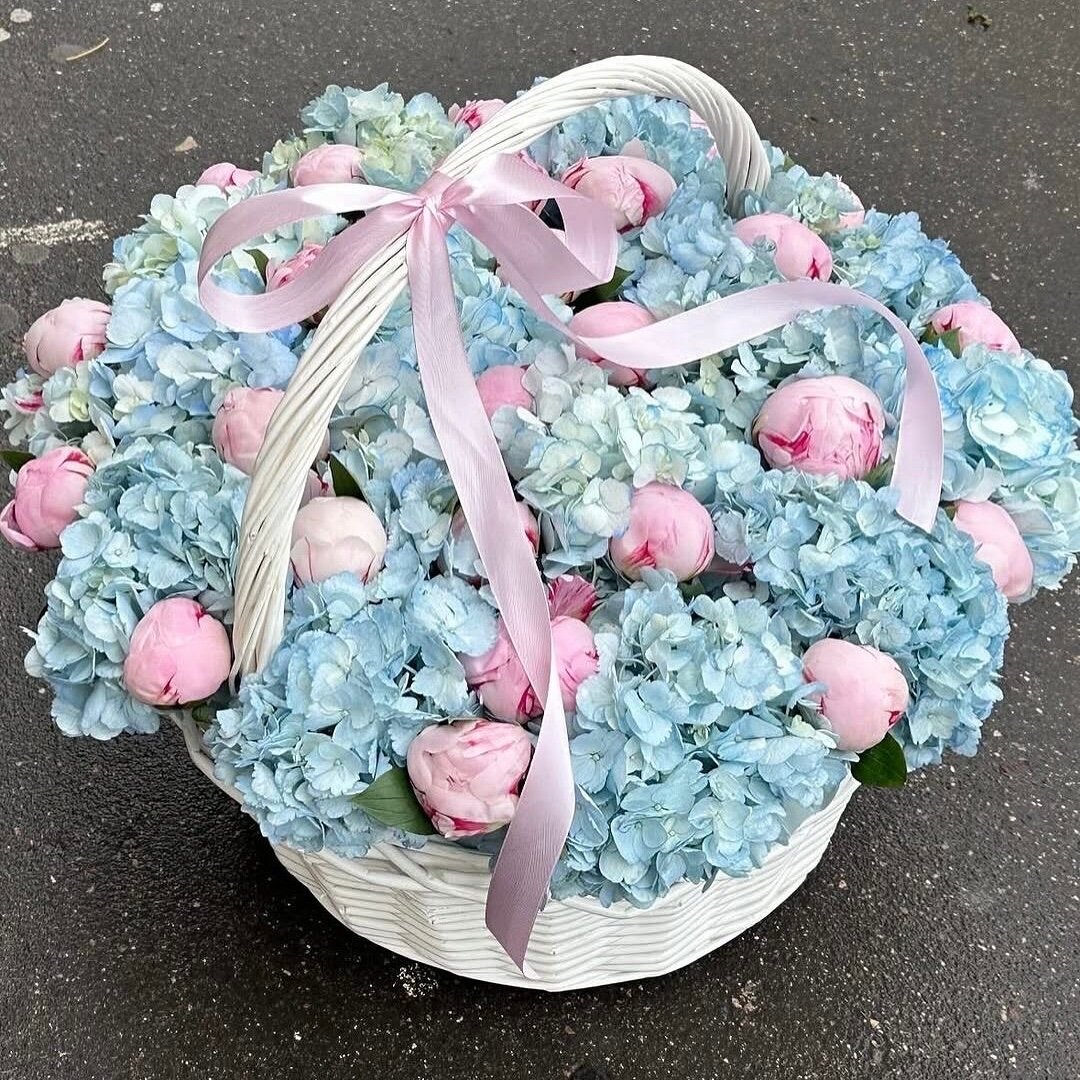 Букет из голубых гортензий и розовых пионов в корзине, красивый букет цветов, шикарный, премиум цветы, премиум букет