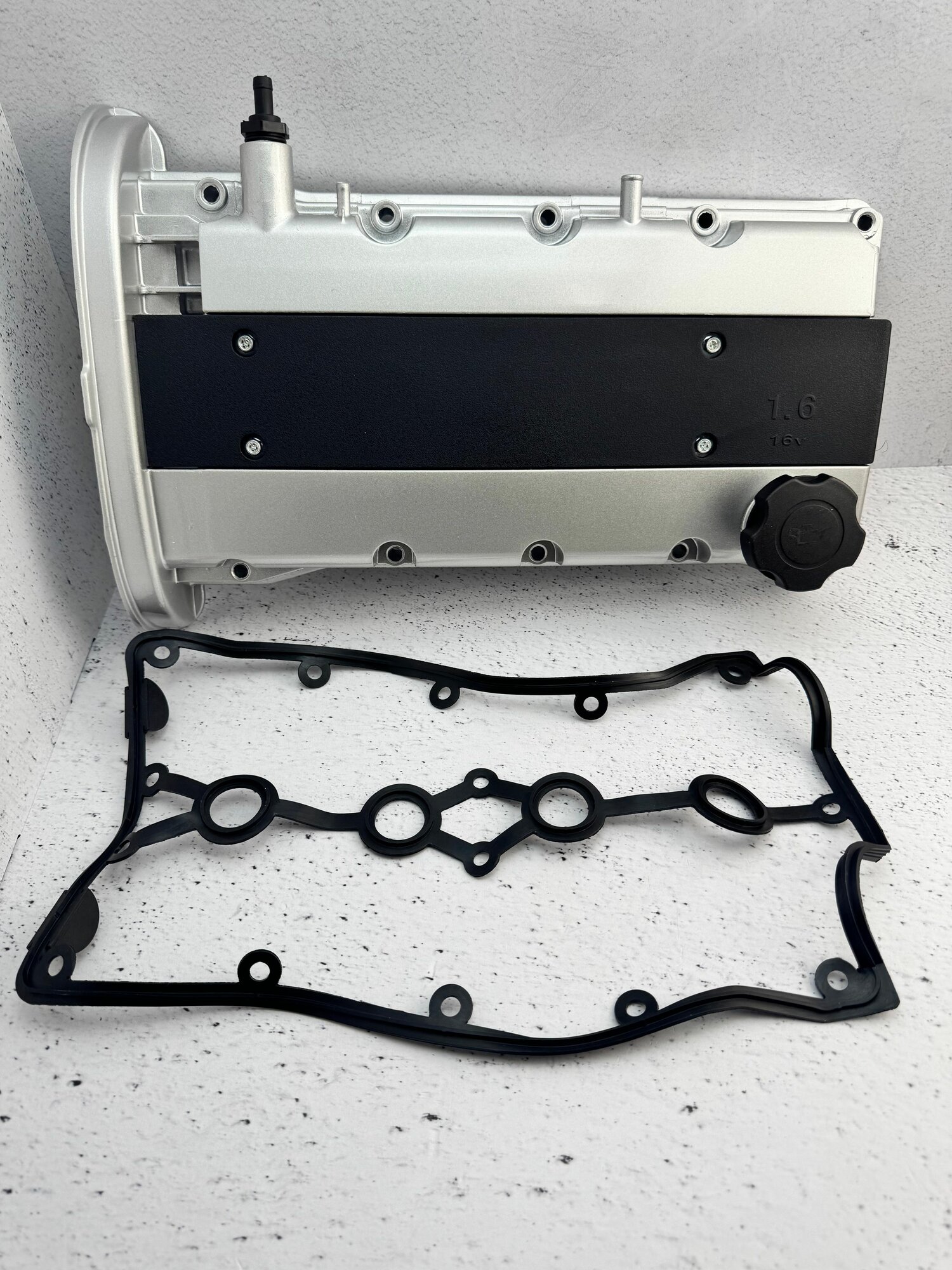 Алюминиевая клапанная крышка 25192208. Для Chevrolet Cruze, Aveo, Lacetti. Daewoo Nexia. Моторы : 1.4 и 1.6. Маркировка мотора : F14D3 F16D3