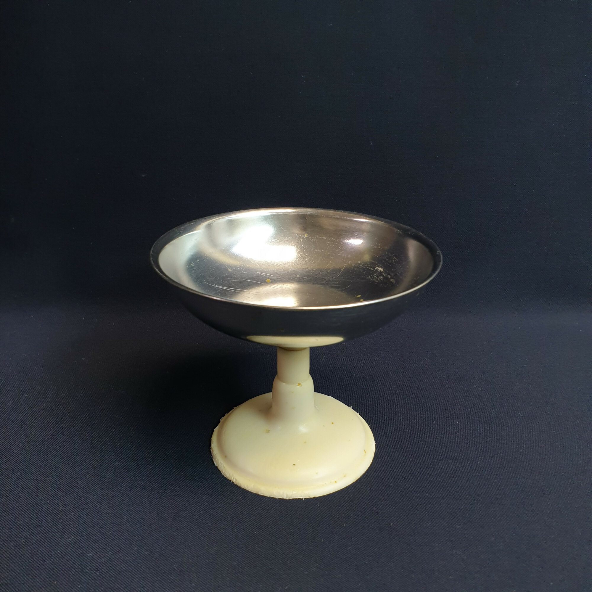 Металлическая ваза на пластиковой ножке для мороженного 10 см. Винтаж, СССР.