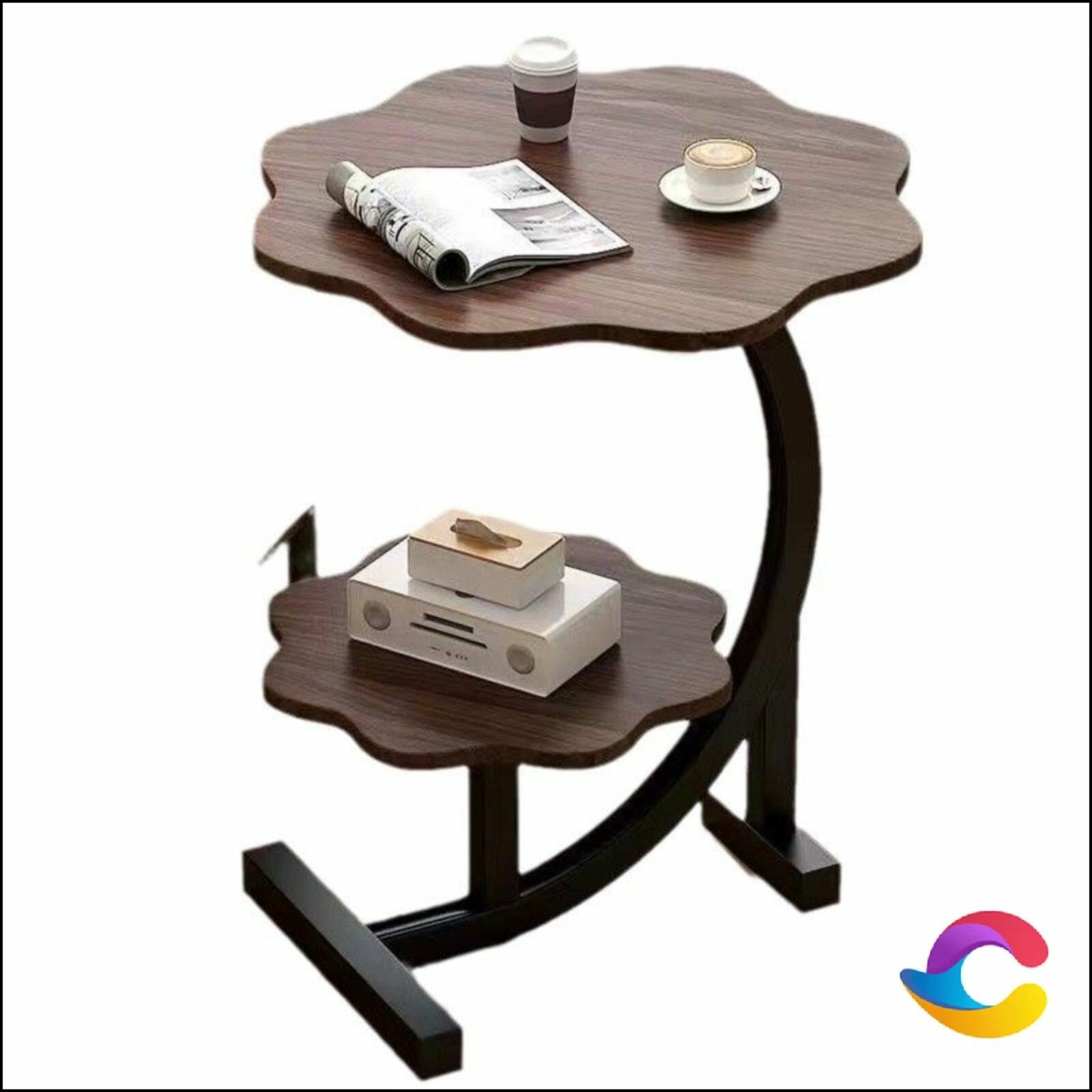 Небольшой столик рядом с диваном