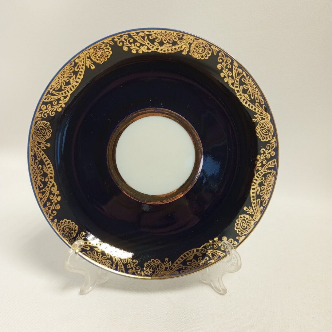 Блюдце ЛФЗ, фарфор кобальт с золотым растительным ободком 14 см, винтаж СССР