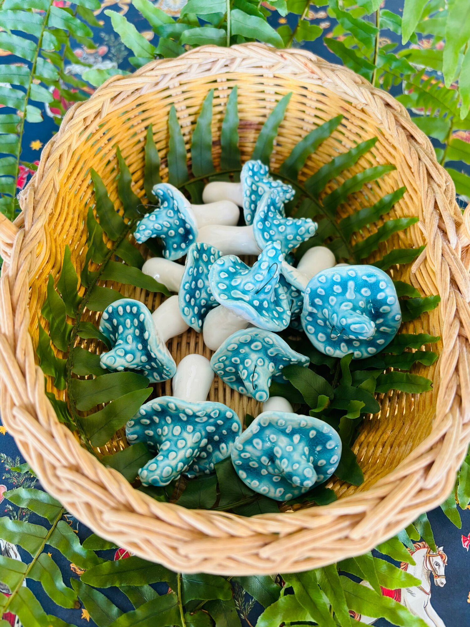 Елочная игрушка ручной лепки "Мухомор бирюзовый", керамика, фарфор, ручная роспись, красная