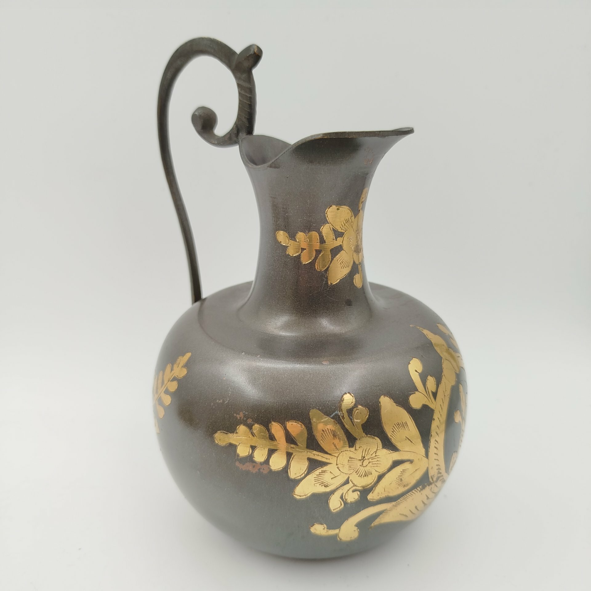 Кувшин серебристого оттенка с флоральным золотым декором, латунь, гравировка