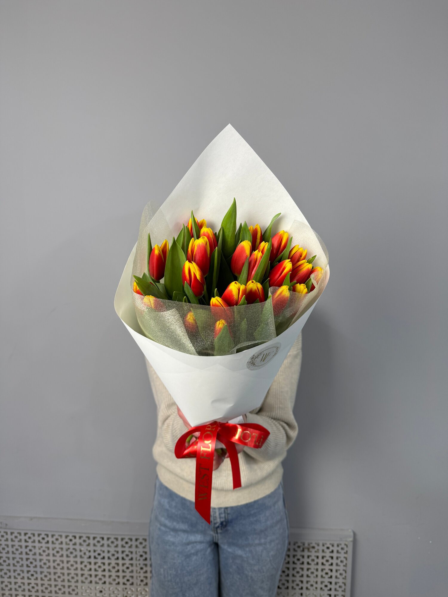 WEST FLORA Алый Рассвет и Солнечный Взгляд: монументальный букет из 25 тюльпанов – купить с доставкой