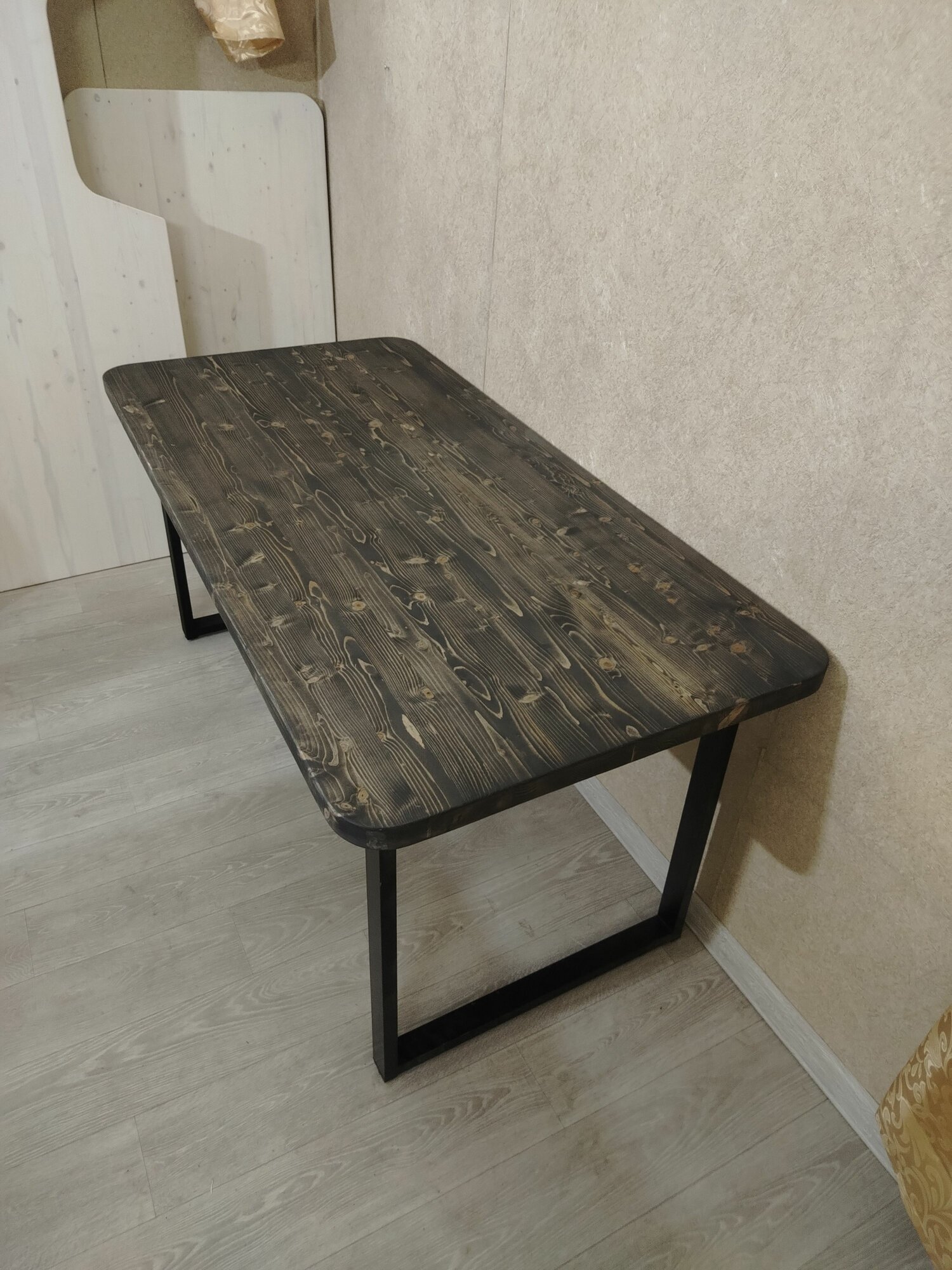 Компьютерный письменный стол из массива сосны 60x150 см, в стиле лофт, черный.