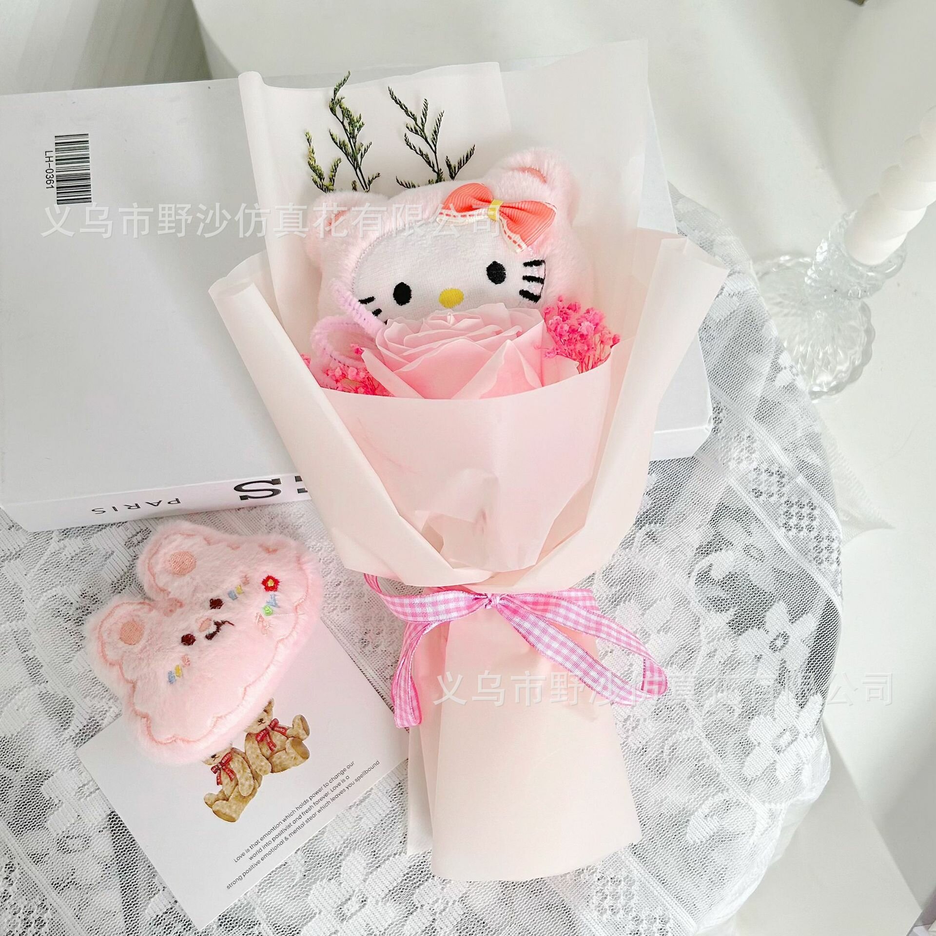 На прилавках можно приобрести букеты из плюшевых игрушек, гипсофилу, небольшие букетики из мыльных цветов, подарки ко Дню святого Валентина в период выпускных и многое другое.