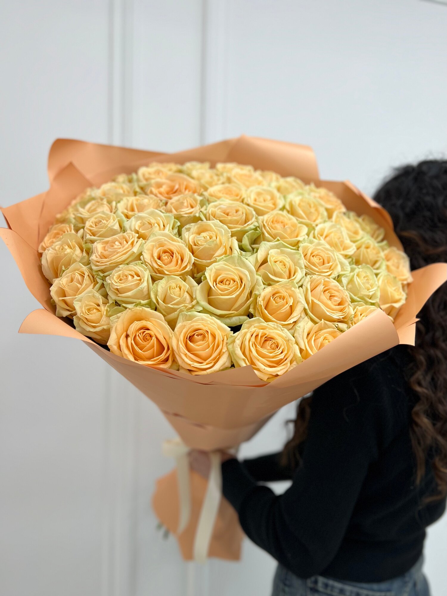 Гламелия цветы «Персиковая лавина»: 21 роза Peach Avalanche в пленке – купить свежие цветы с доставкой в Москве