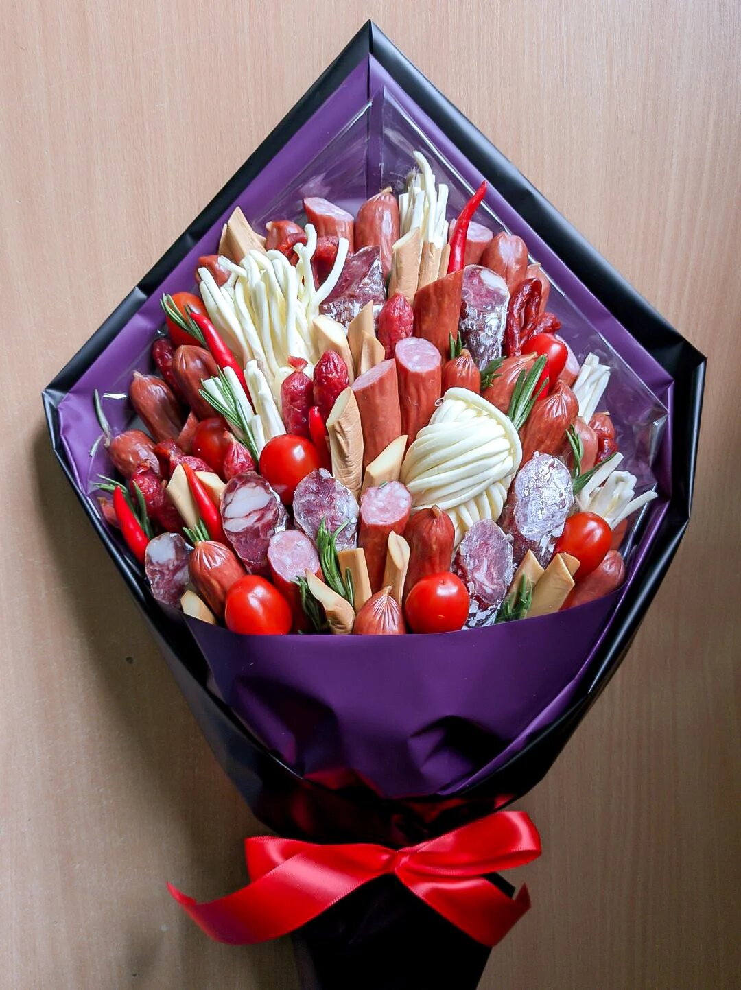 Мужской букет "Знак внимания", из сыров, колбас, яркий, вкусное наполнение