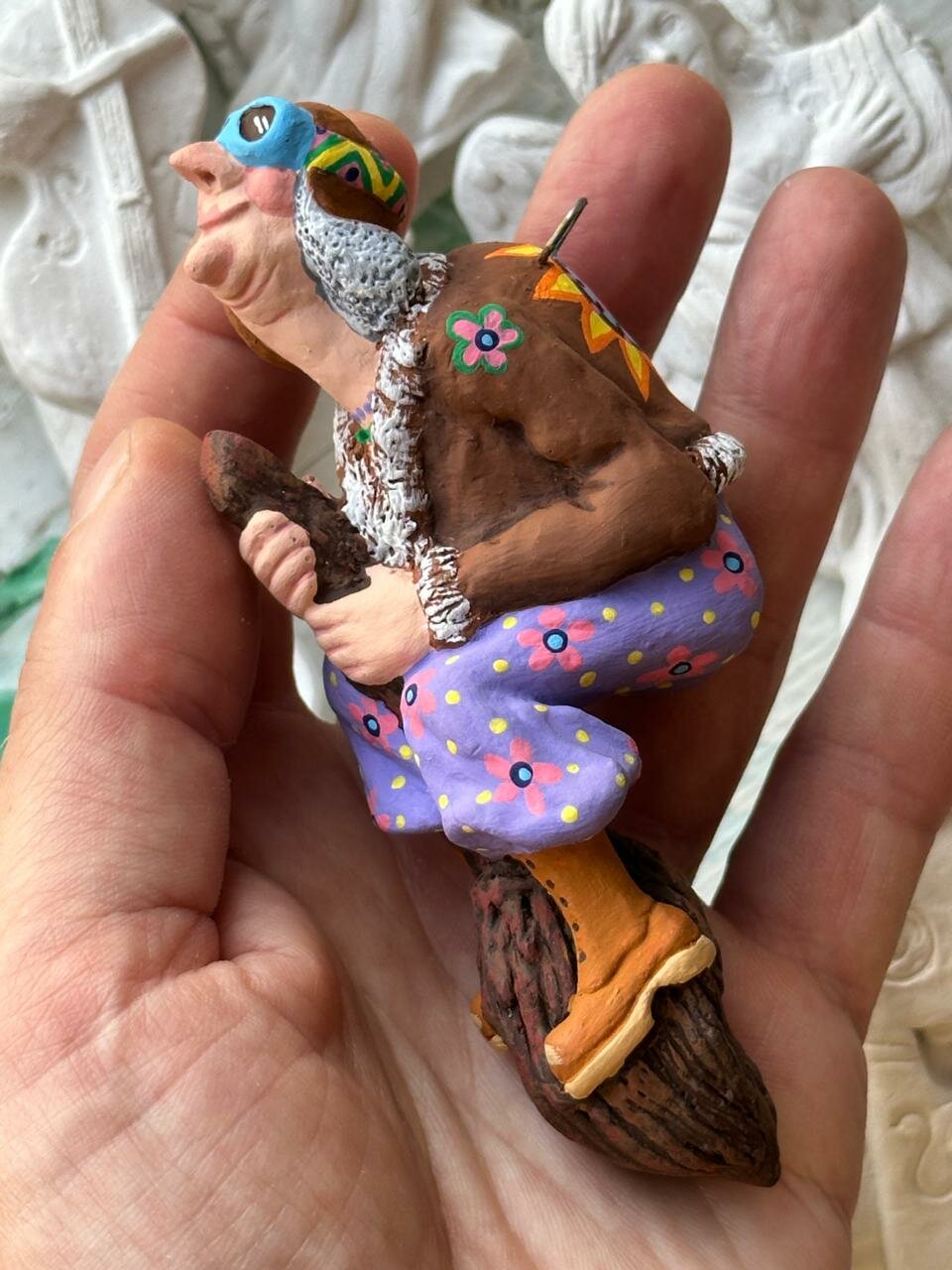 Новогодняя игрушка на елку Баба-Яга Хиппи