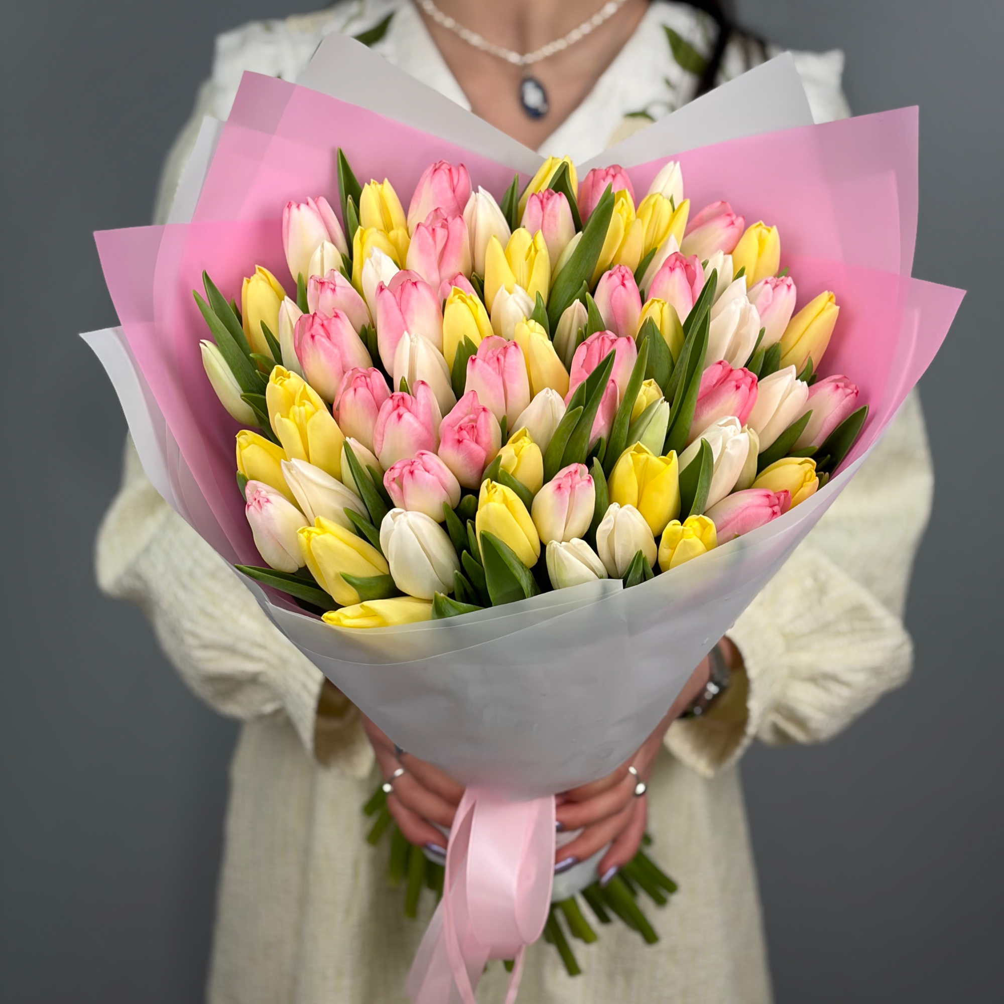 Букет из 71 тюльпанов нежный микс в стильной упаковке. «365 Поводов» - живые цветы с доставкой