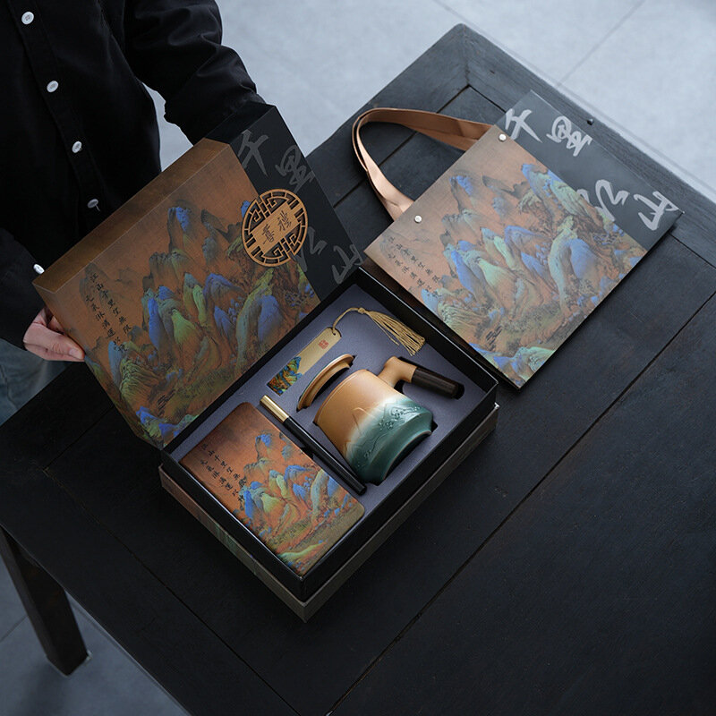 Бизнес-подарки для юбилеев компаний, ежегодных собраний и корпоративных мероприятий; элитные практичные сувениры для руководителей и клиентов.