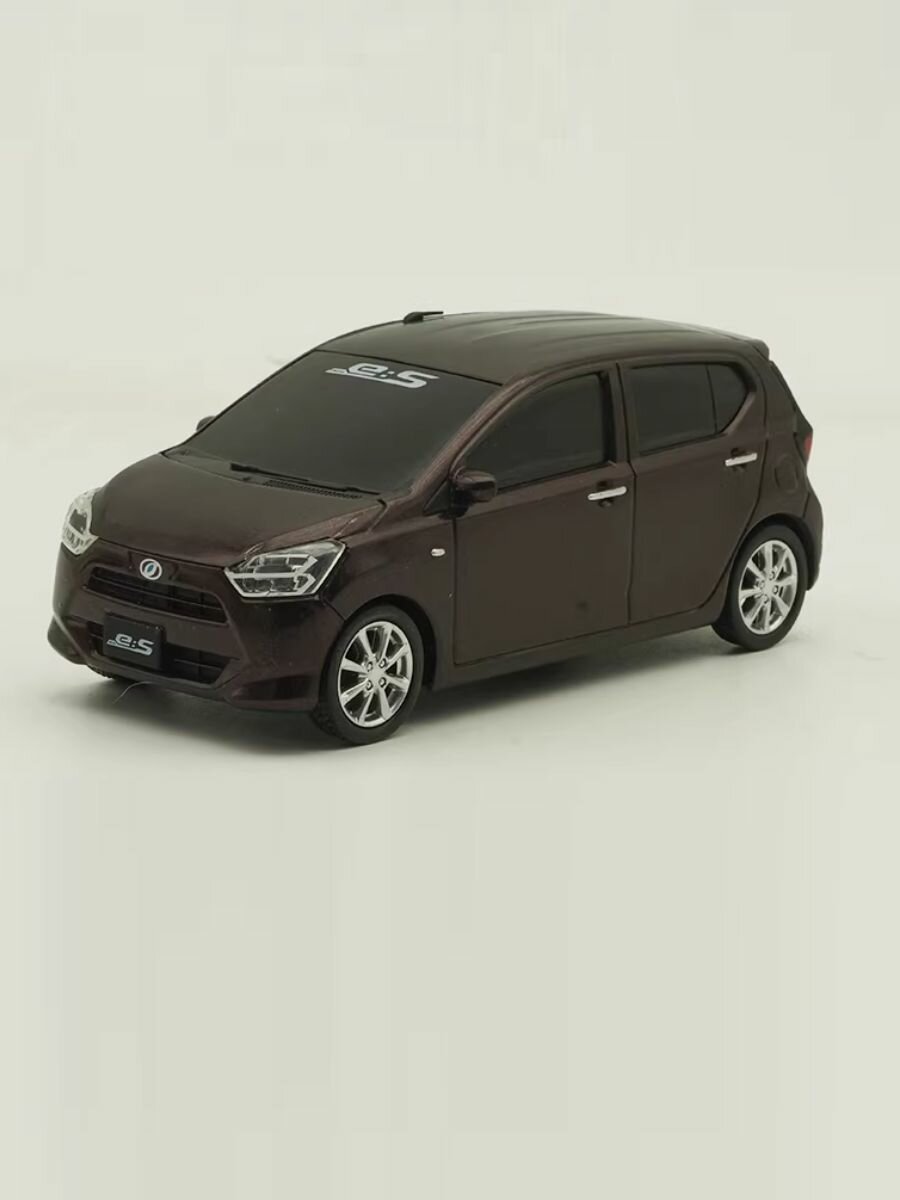 Пластиковая модель автомобиля около 1/32 Daihatsu e: s коричневого цвета