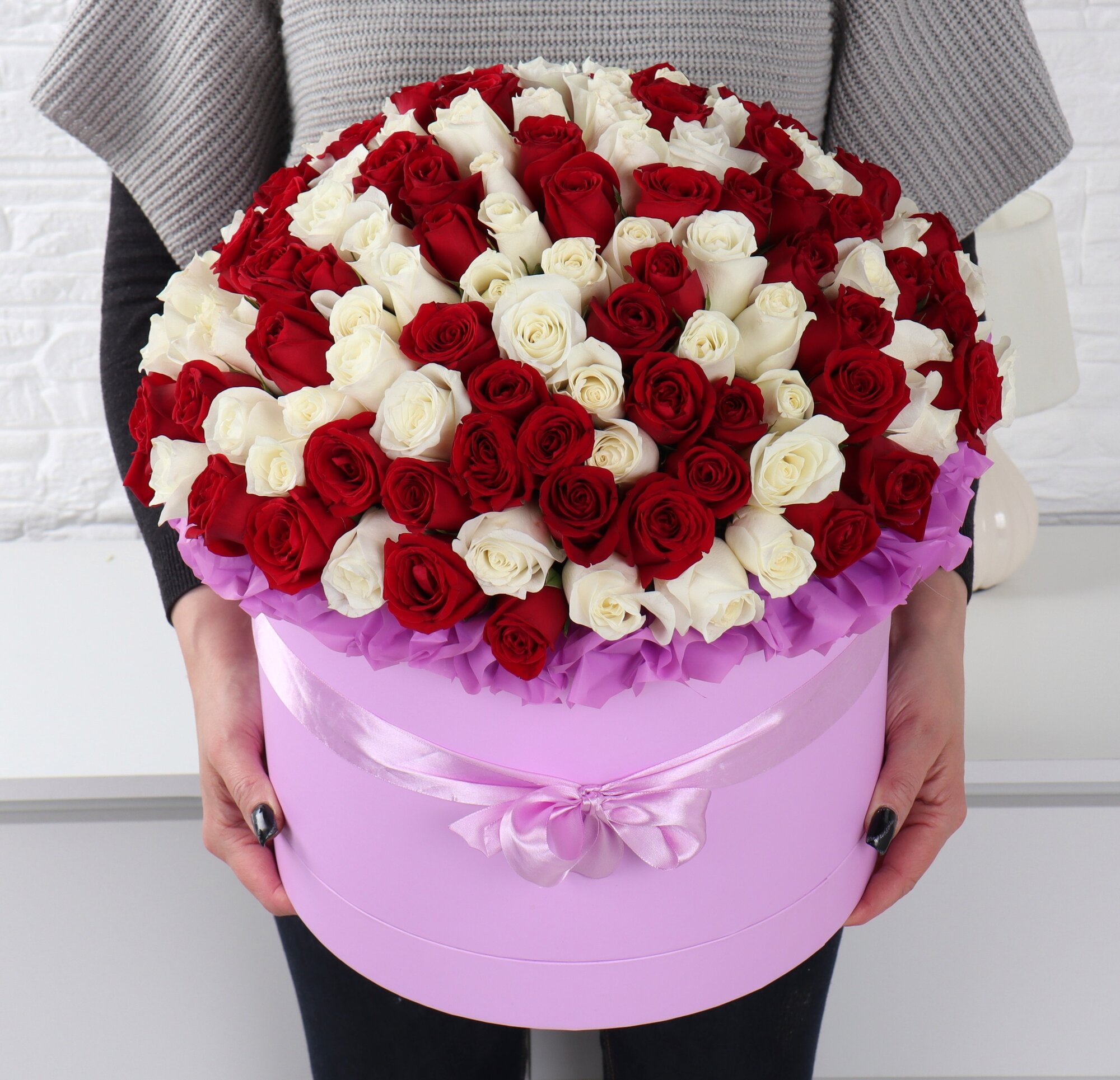 Монобукет THE FLOREAL шляпная коробка, бело-красная роза 151 штука, высота 40 см.