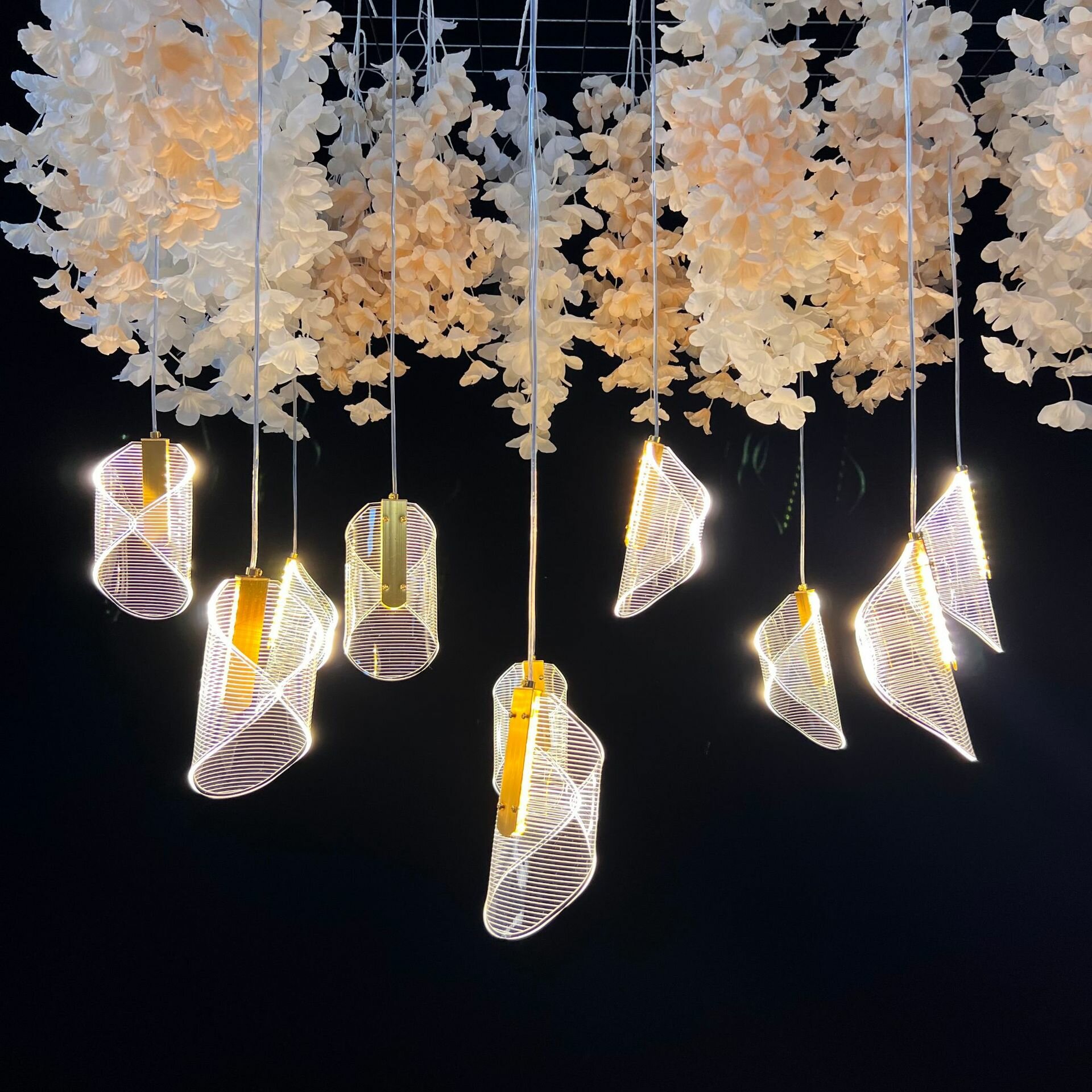 Свадебная и праздничная сцена, потолок отеля, 10-рожковая маленькая люстра, светящиеся декоративные подвесные элементы для свадебного банкета.