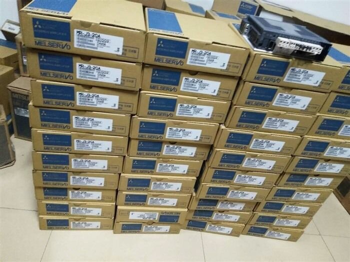 Модуль MITSUBISHI AC SERVO DRIVER MR-J3-10A1 MRJ310A1 ORIGINAL