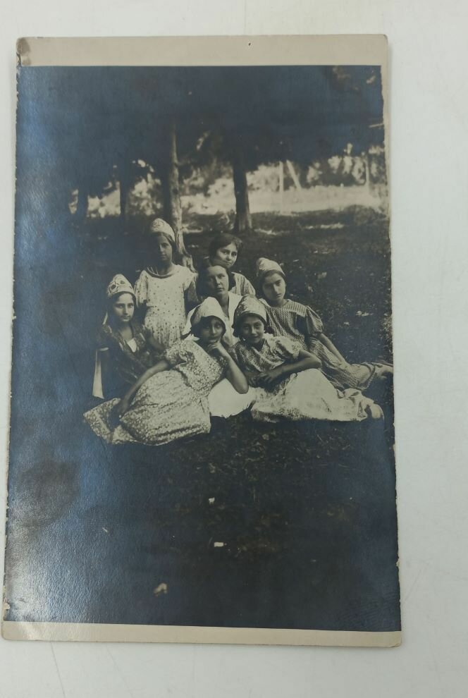 Групповая фотография девушек и девочек. На природе, в стилизованных костюмах. 1920е годы 14,3, х9 см