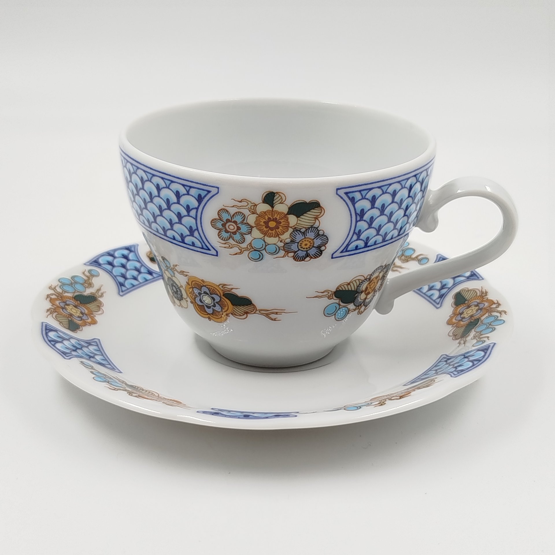Пара чайная, украшенная цветочным декором, Kahla, фарфор, деколь, 1968-1987 гг.
