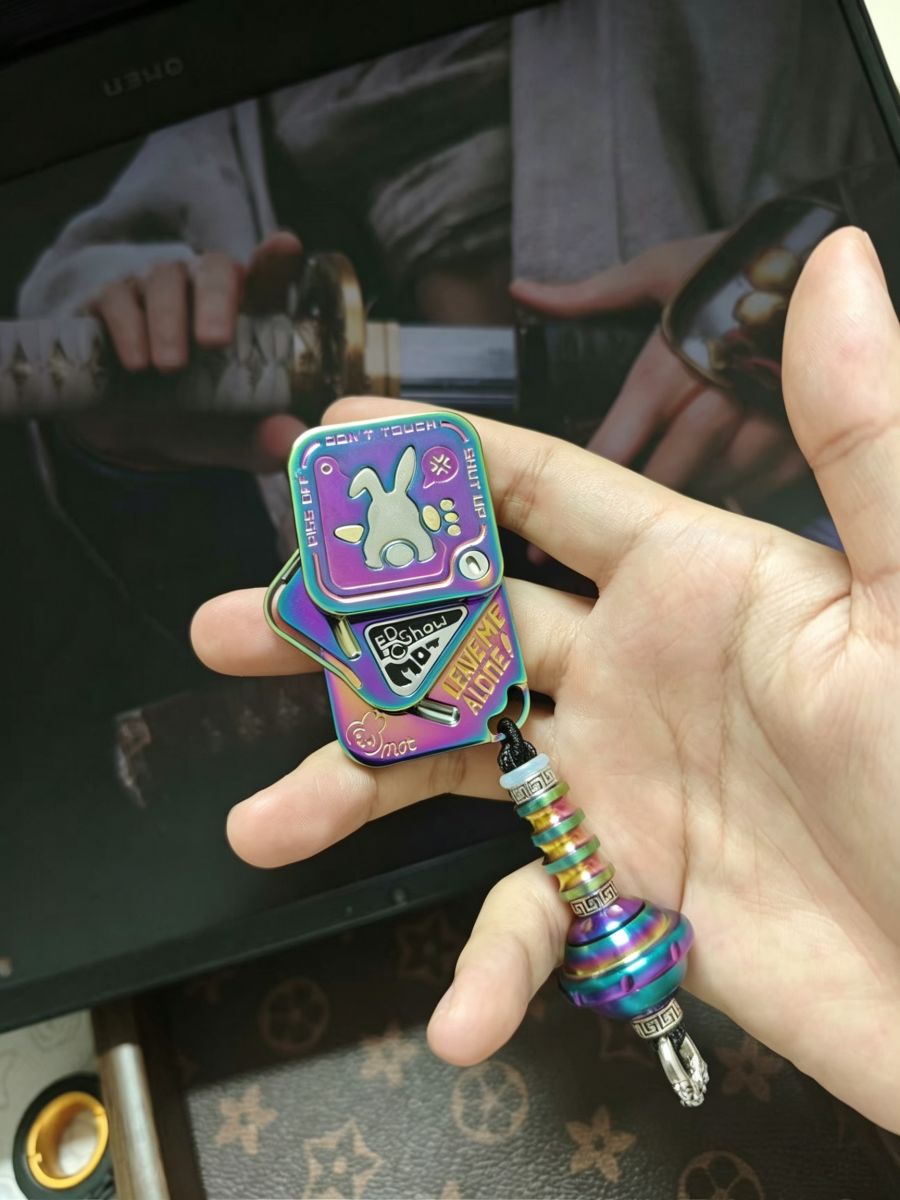 EDC Трехслойная металлическая нажимная карта кролик Цветной кулон