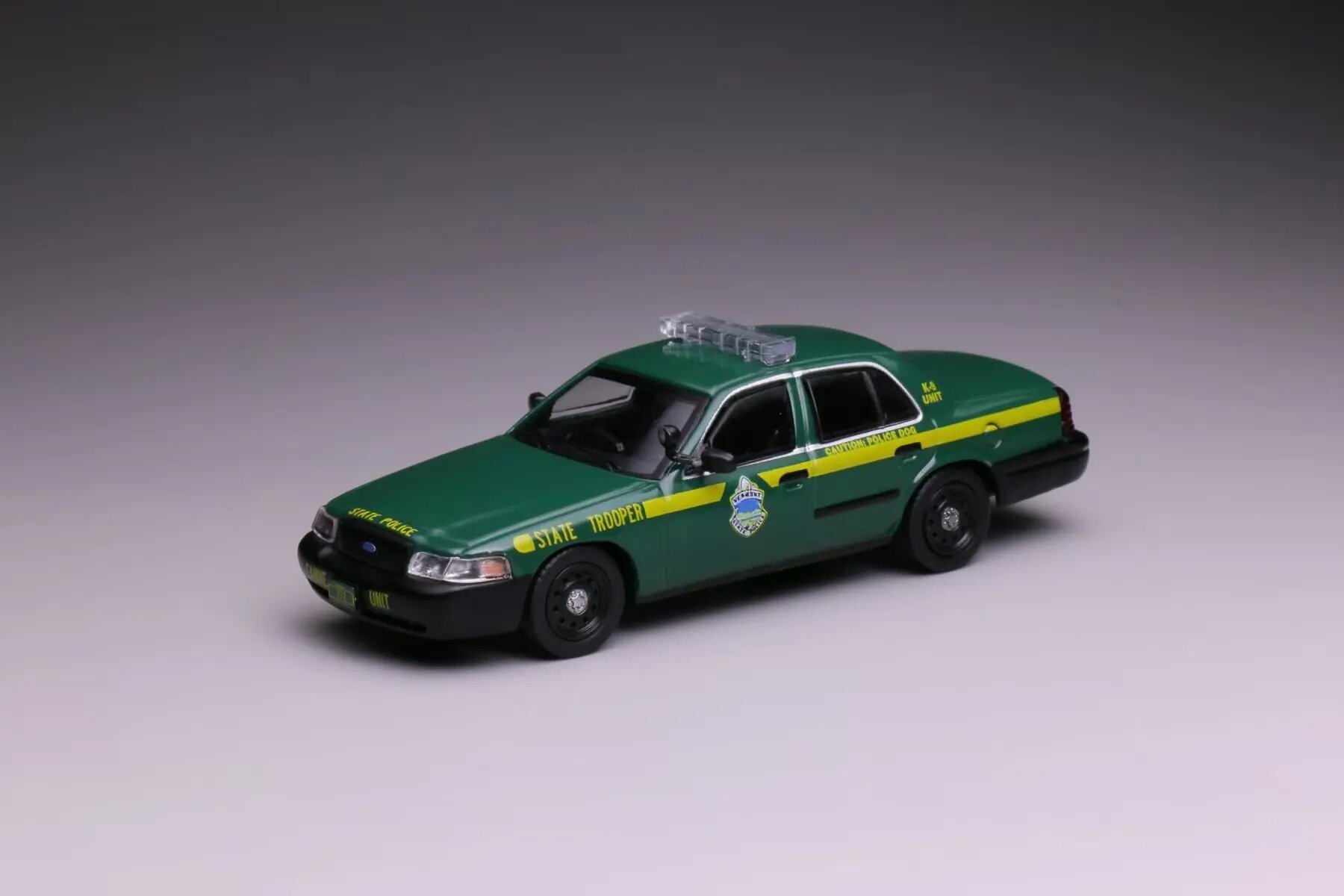 Модель автомобиля Ford Crown Victoria State Trooper 1/64, темно-зеленый