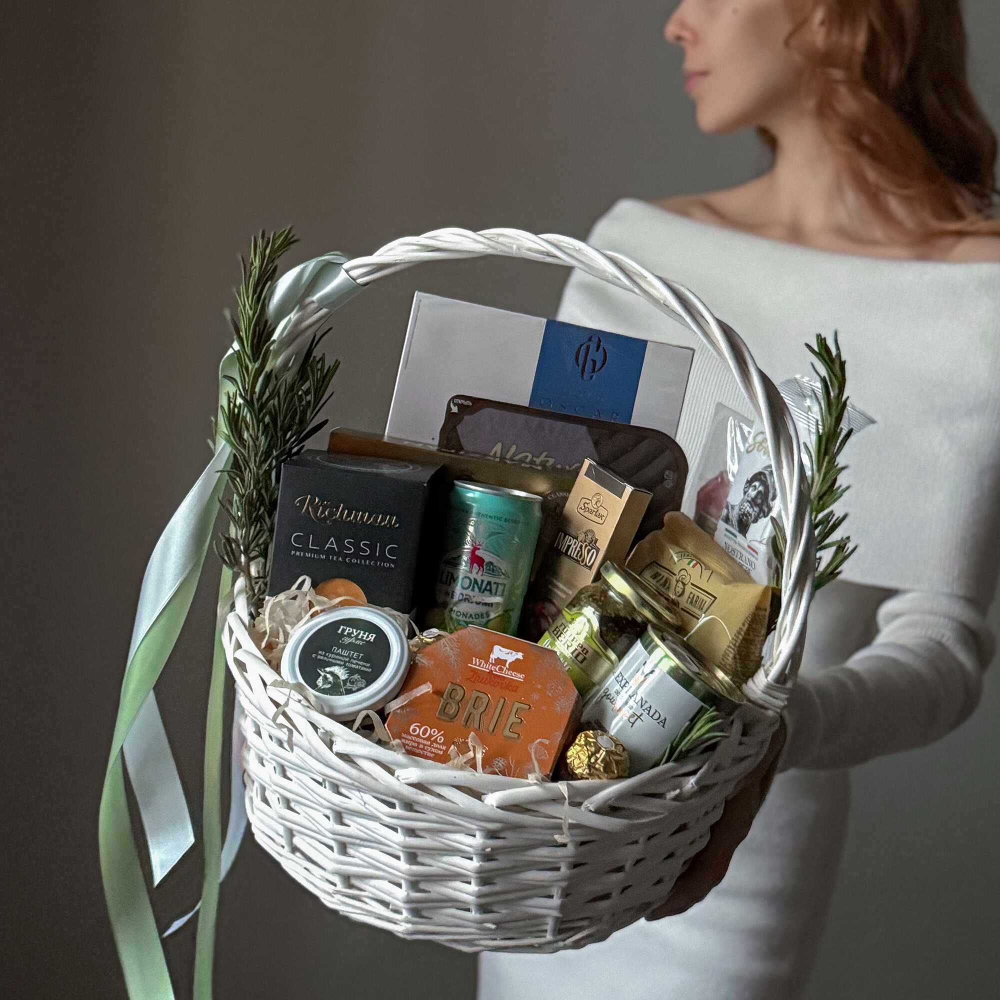 Подарочный набор в корзине с чаем, конфетами, колбасами, сыром и другими продуктами. Veresk 741