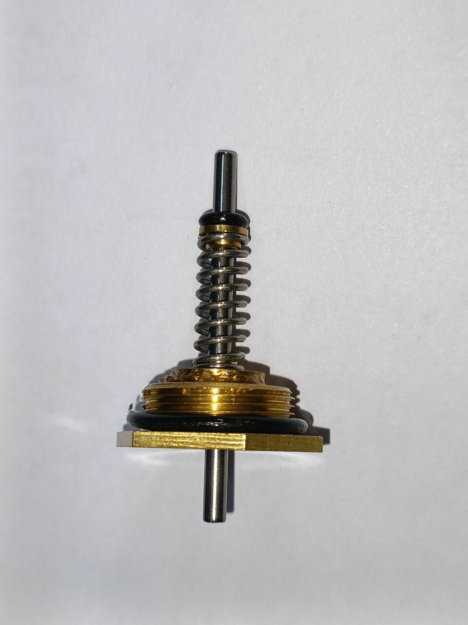 Шток водяного блока большой 3мм с резьбой М20 для газовой колонки в сборе с пружиной сальником.