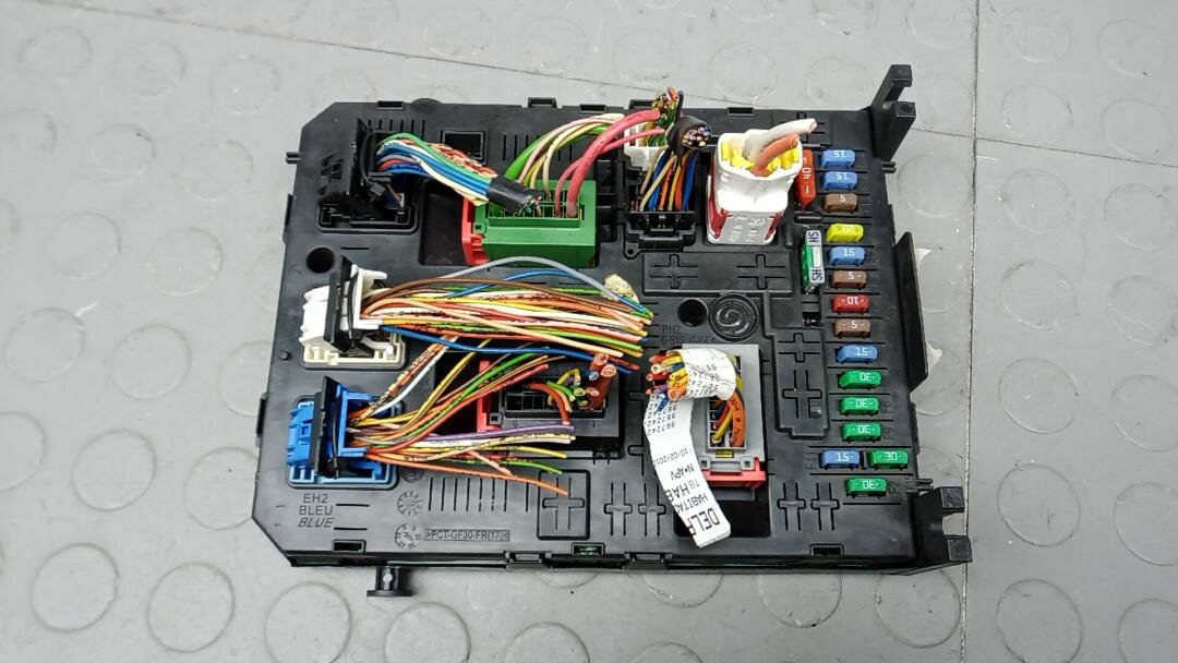 Блок предохранителей Peugeot 307 рест. 2007 966405878002