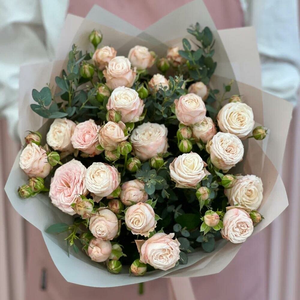 Букет живых цветов. Кустовые пионовидные розы Бомбастик 5 шт и Эвкалипт