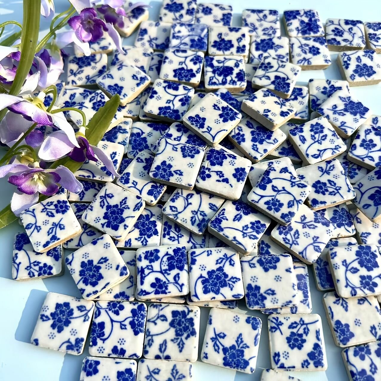 100 г в упаковке разноцветная сине-белая квадратная керамическая мозаичная плитка
