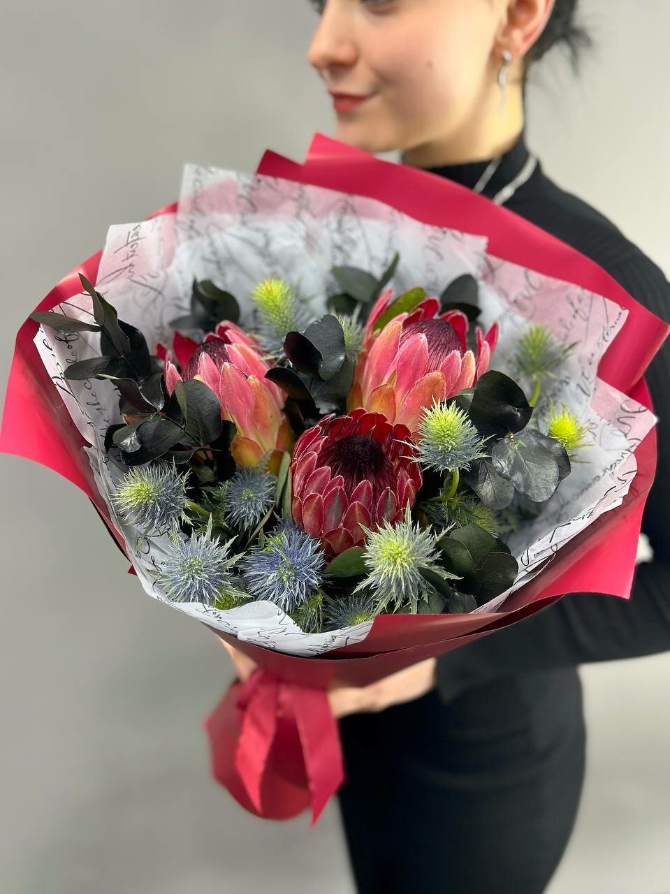 Экзотический букет с тремя протеями и чёрным эвкалиптом в яркой упаковке