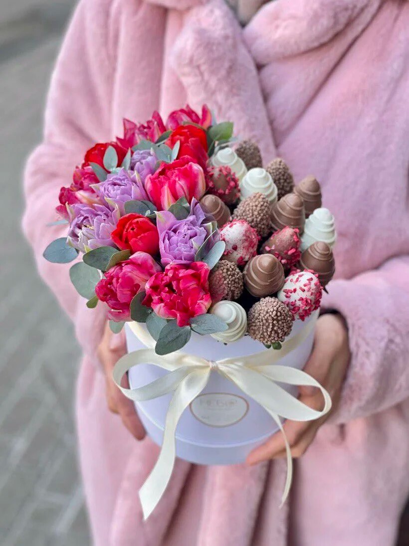 Бокс круглый с клубникой в белом и молочном шоколаде, кокос, тюльпаны, эвкалипт, Romance, 16 см