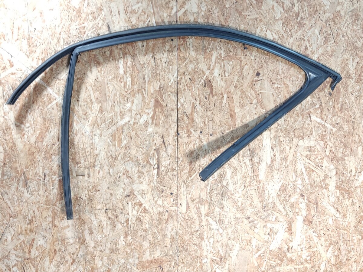 Уплотнитель стекла двери пер. правый SKODA Octavia 2013-2020 5E0837431B