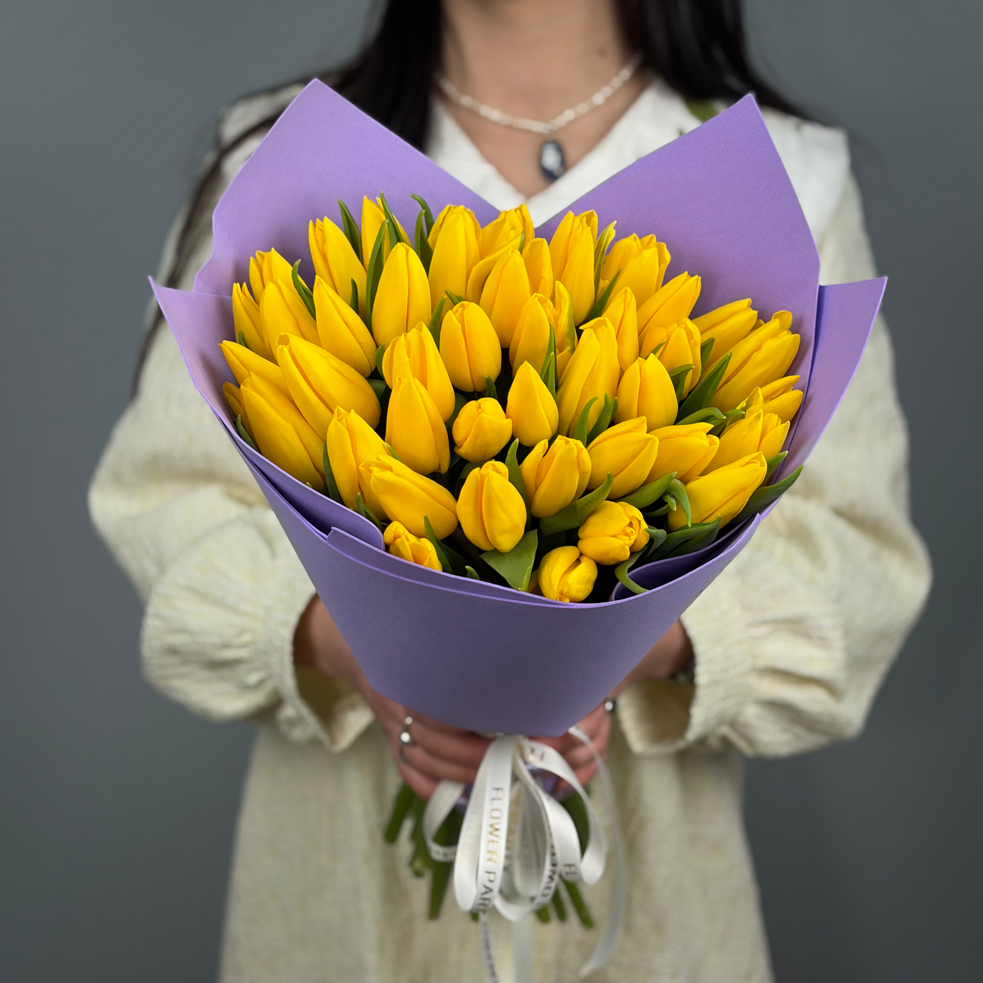 Букет из 41 желтых тюльпанов в стильной упаковке. «365 Поводов» - живые цветы с доставкой