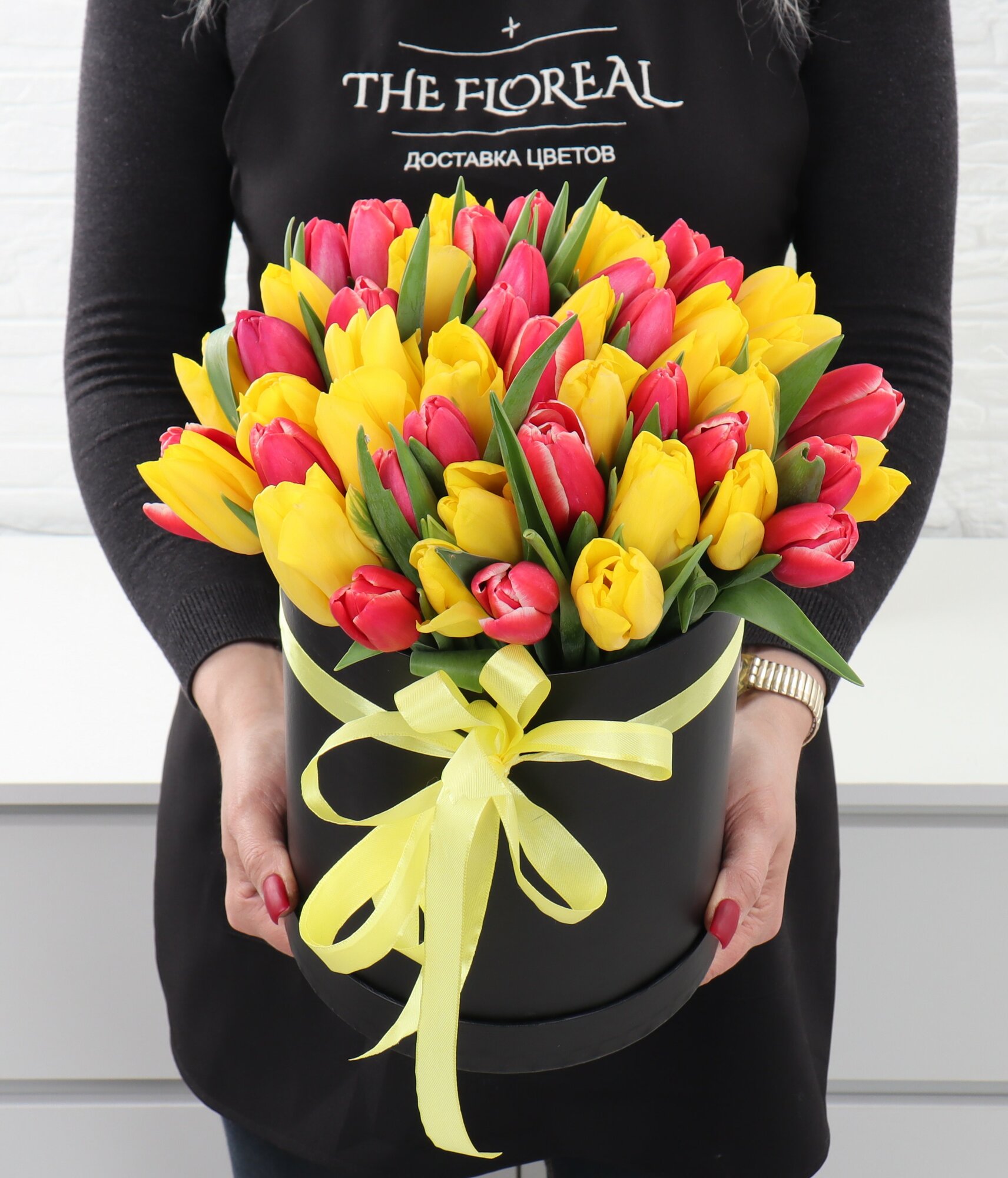 Композиция THE FLOREAL, "Красно-жёлтые тюльпаны" в шляпной коробке