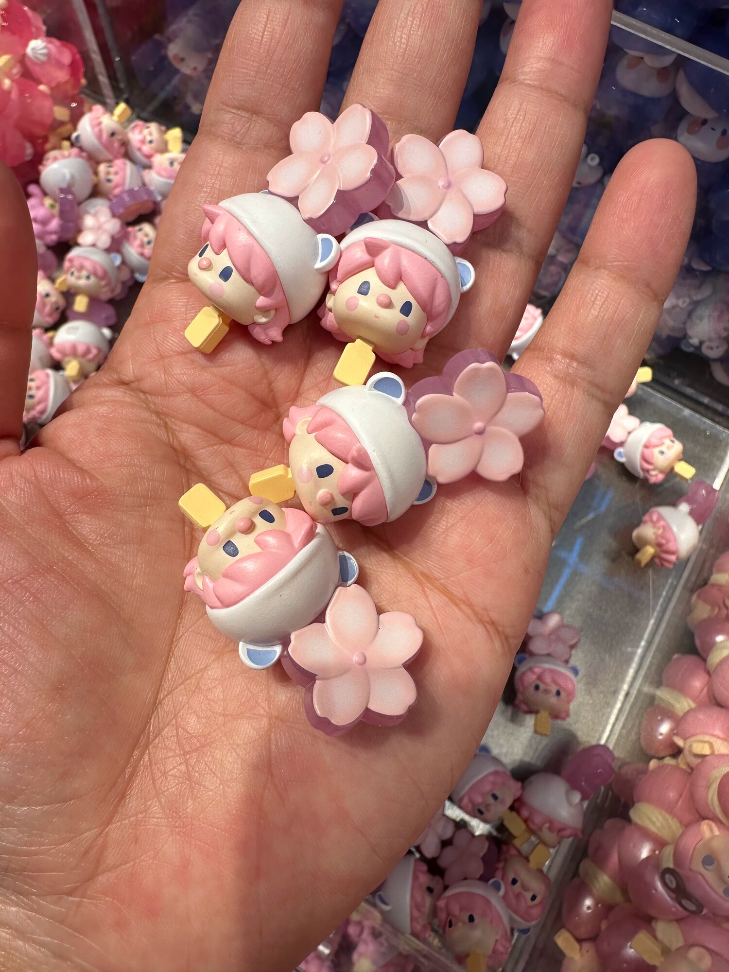 Бесплатный клей-гель при покупке от 30 единиц. Серия милых фигурок Bubble Mart Cute Little Sakura Sweetheart.