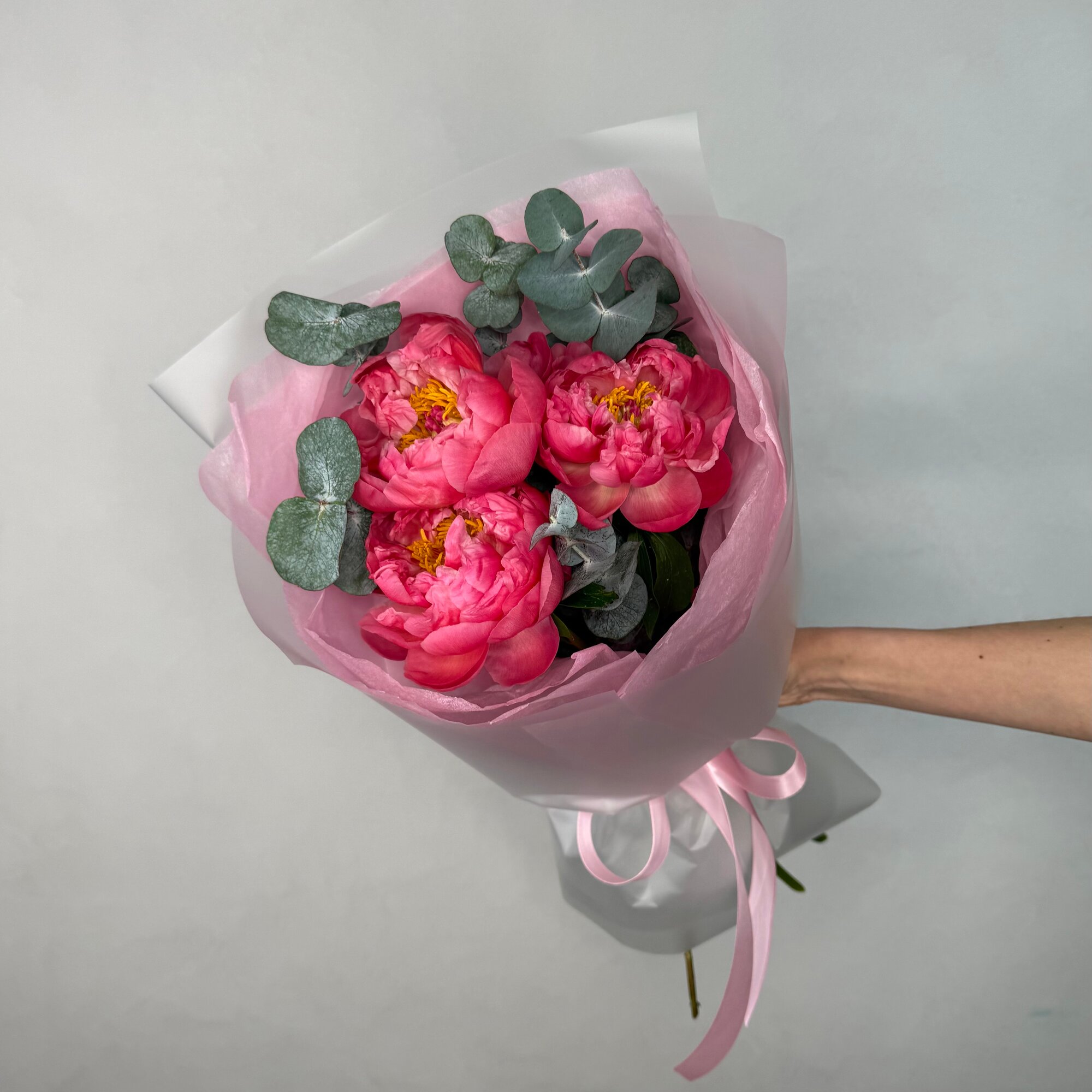 Букет из цветов с пионом 3 шт и эвкалиптом в авторской упаковке от “FlowerLand”