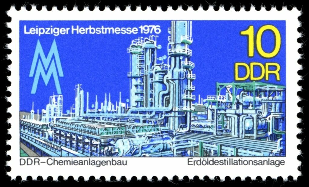 (1976-058) Марка Германия (ГДР) "Нефтеперерабатывающий завод" Ярмарка, Лейпциг II гашеная
