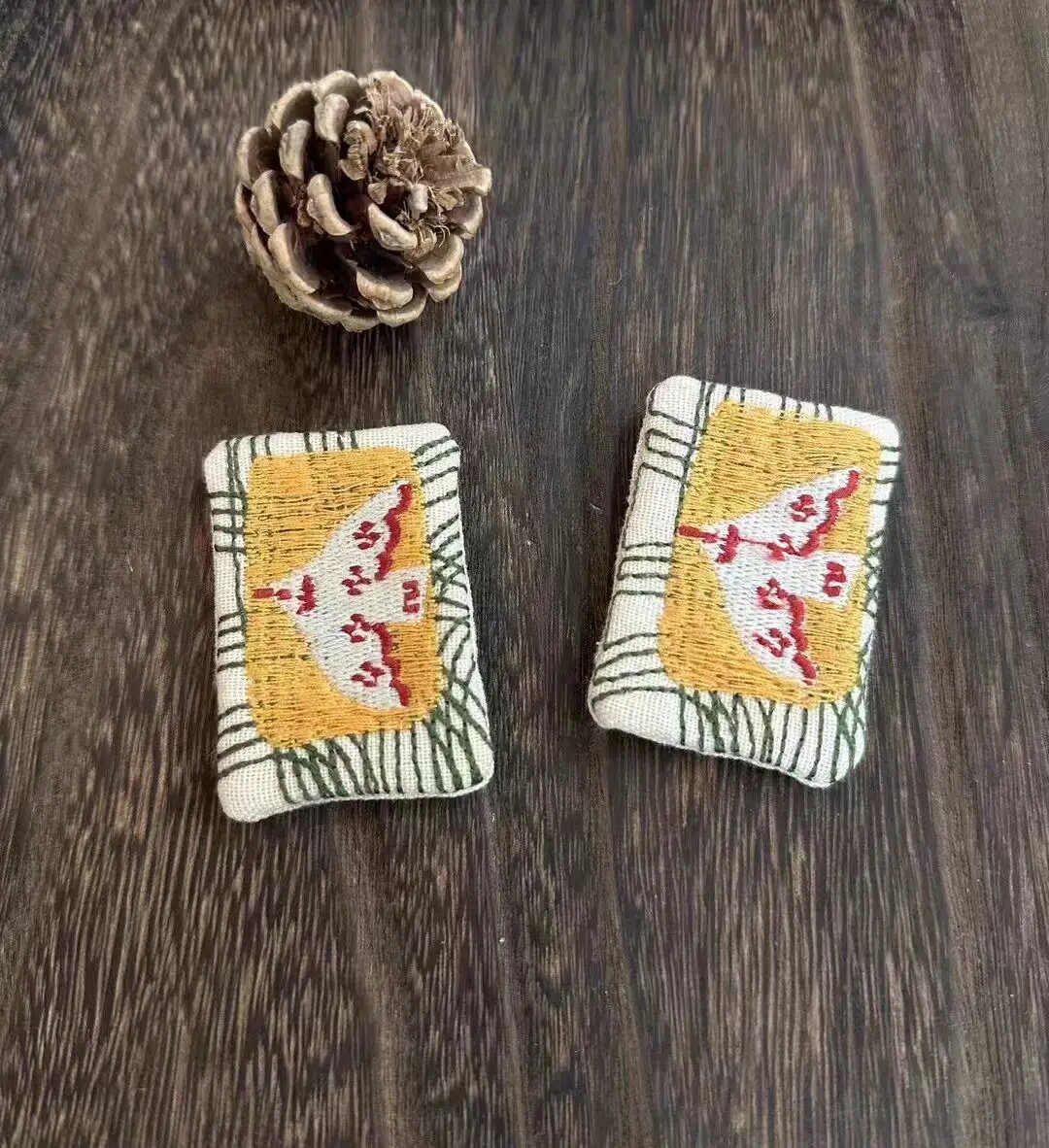 Японская брошь из хлопка и льна