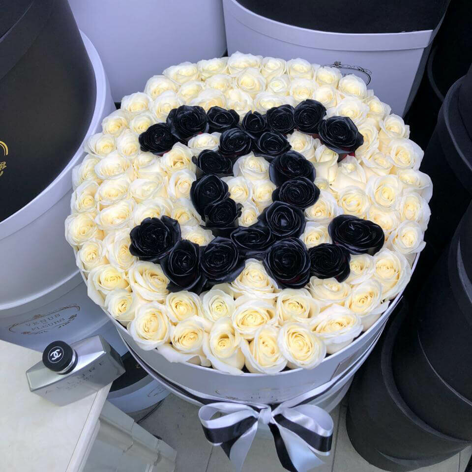 Букет Венера в цветах "CHANEL", 101 белая роза, в коробке, XL, 25 см