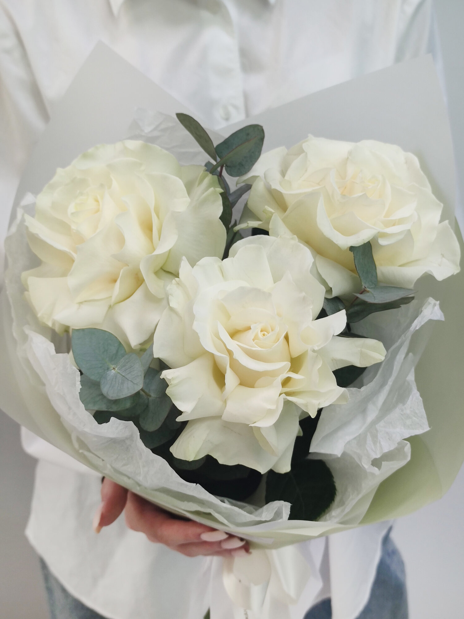 Букет "Крем брюле", из необычных роз Эквадора, 3 цветка, высота 35 см, белый цвет, Талисман Флора