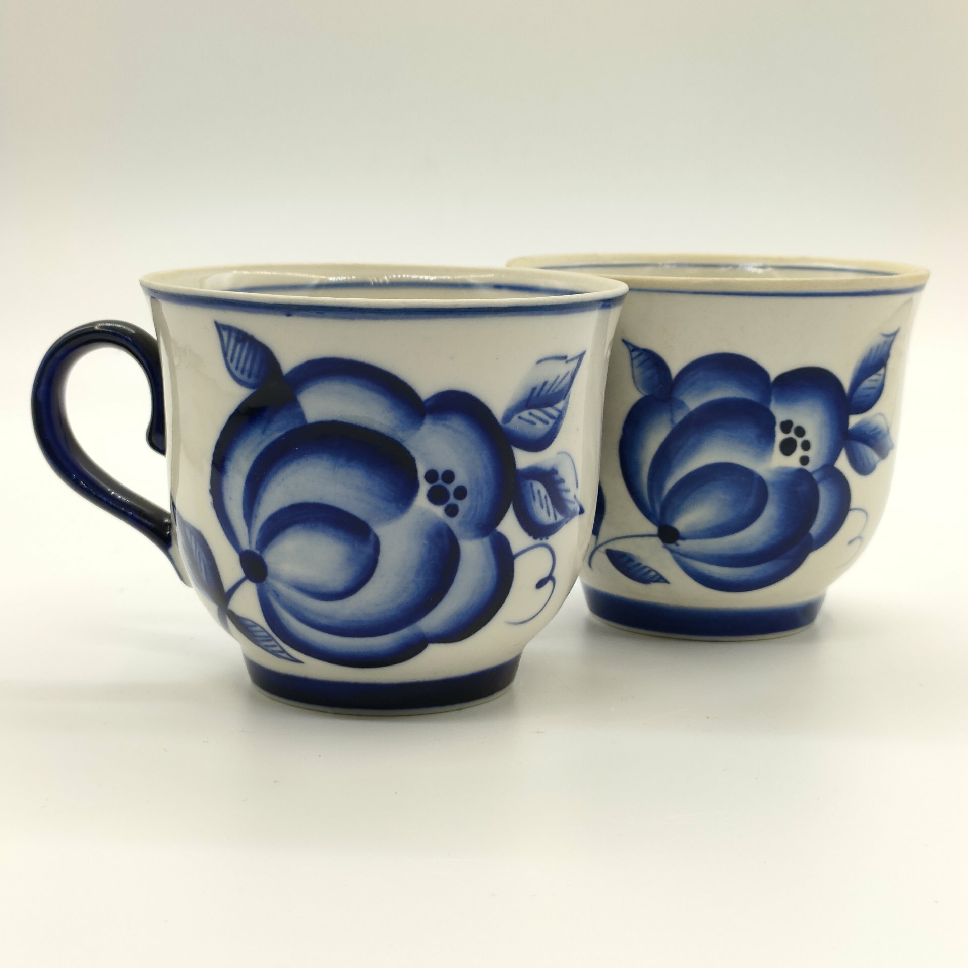 Пара чашек с цветочным декором, фарфор, роспись, Объединение «Гжель», СССР