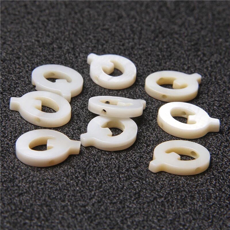 Перламутровые бусины-буквы Vinswet Бежевый, 2 pieces, Q 10x12mm