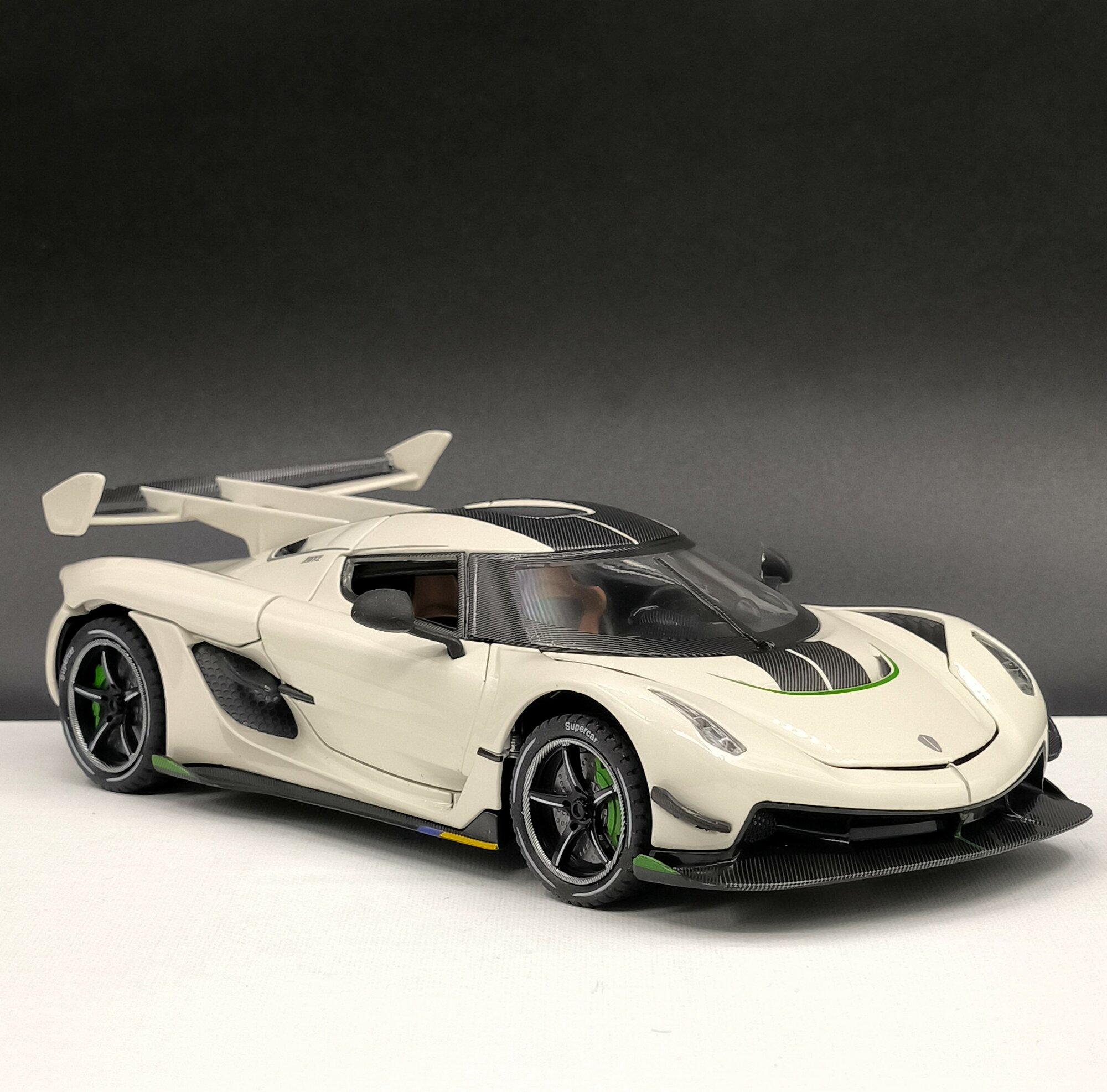 Металлическая машинка Koenigsegg Jesko с инерционным механизмом и свето-звуковым сопровождением. Масштаб 1:24